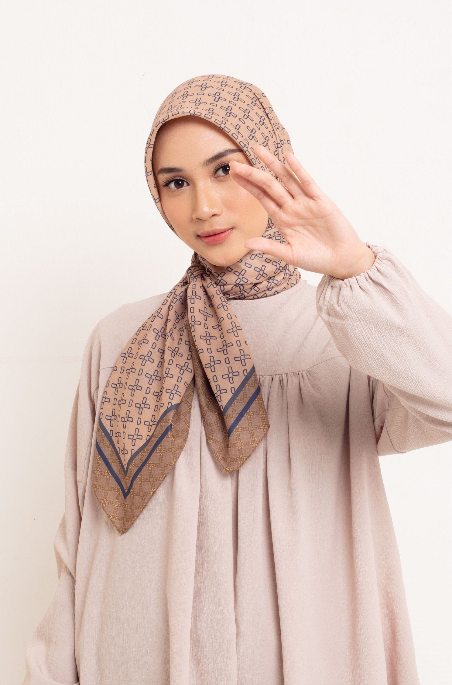 Dauky Feli Monogram Scarf - Scarf Voal Stylish dengan Motif Geometri ...